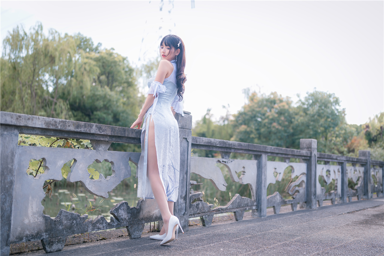 kyokyo沉迷汉堡王蓝色桃花旗袍作品图分享 – 绅士学堂